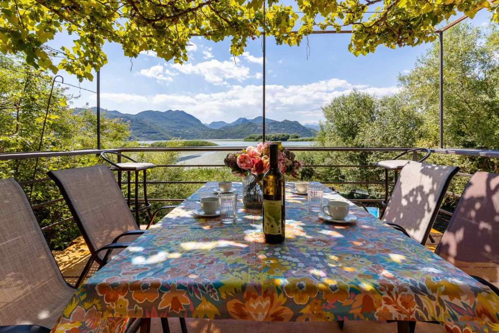 Lake House Buric,Vranjina（2025年最新房价）