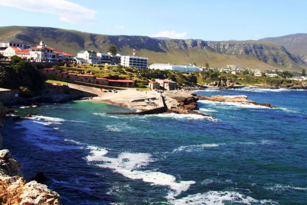 Hermanus 3 Bed Home King Bed with pool walk to sea,赫曼努斯（2025年最新房价）