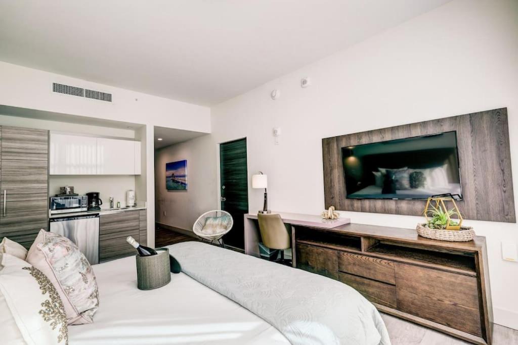 Beachside Luxury KING Suite in 4 Star Resort with Rooftop Bar and Pool ...