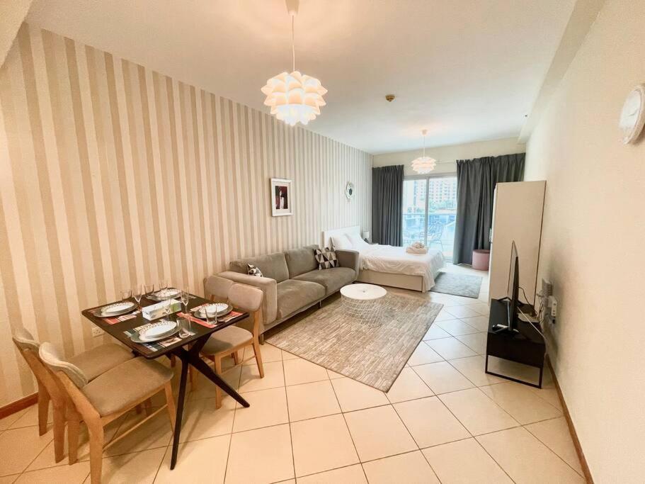 Amazing Largest Studio in Marina Next to Metro - Central Location,迪拜 ...