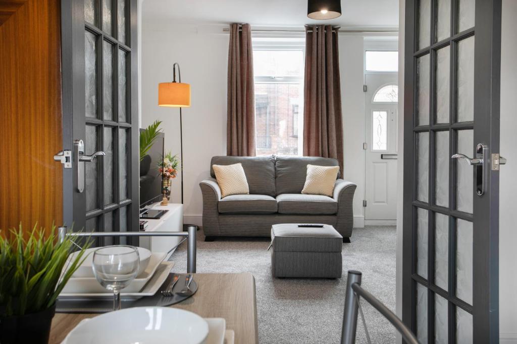 Cudworth House, Barnsley for contractors & Families, off-road parking ...