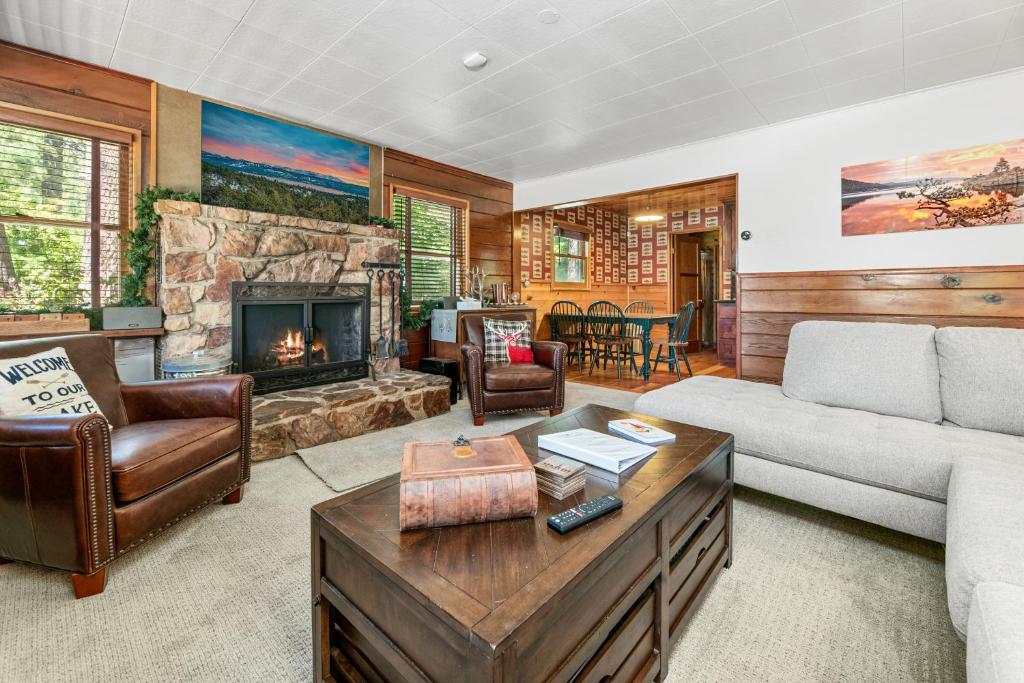 Stillwater Cove Lakefront - Breathtaking views, charming vintage cabin ...