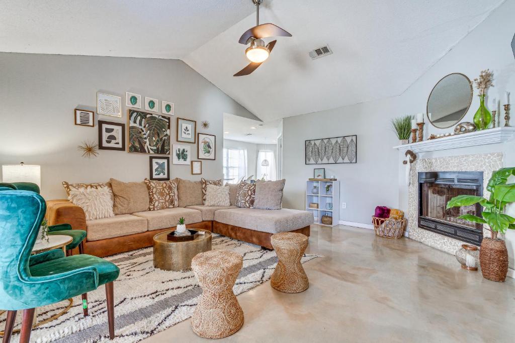Mary Esther Home with Fireplace, Grill and Backyard!,玛丽埃斯特（2025年最新房价）