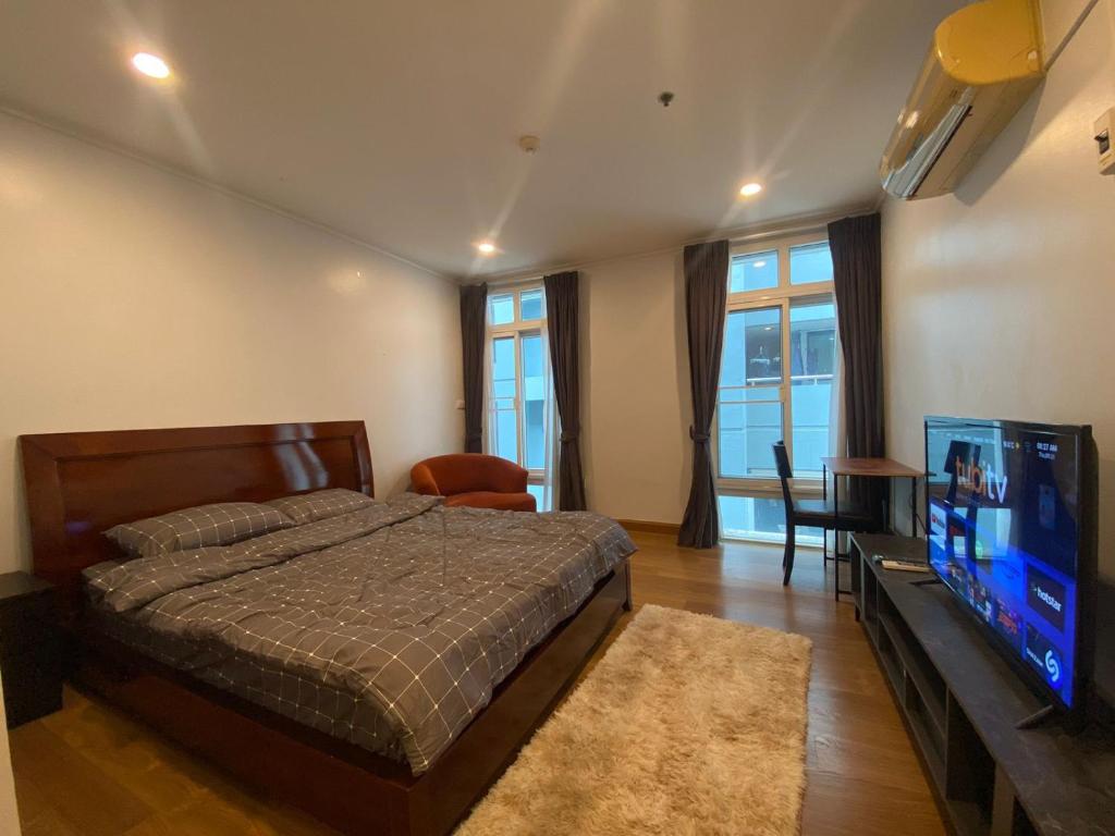Deluxe Serviced Room near BTS & MRT Asok on Sukumvit Soi 15 in shared ...