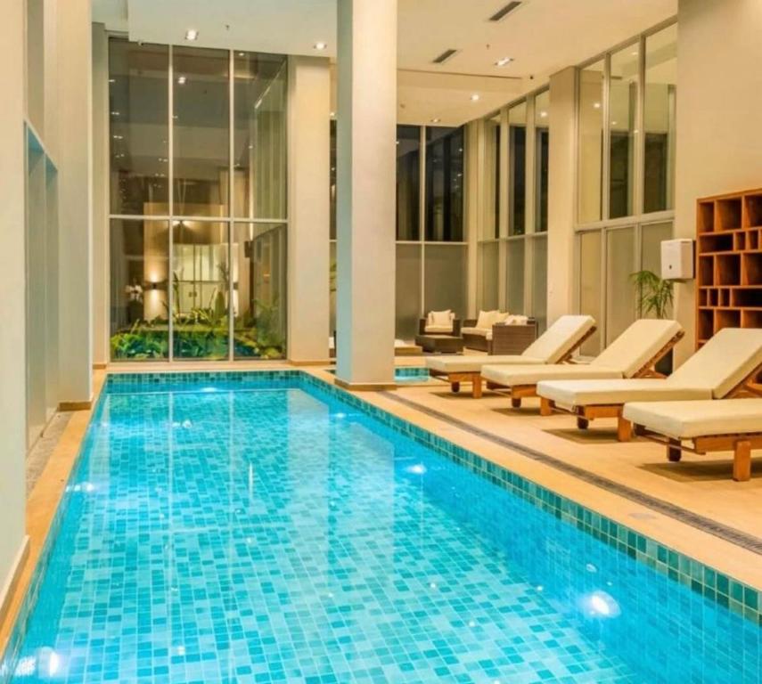 Apto Lujoso, piscina climatizada, jacuzzi, gym Piso 16,亚松森（2025年最新房价）