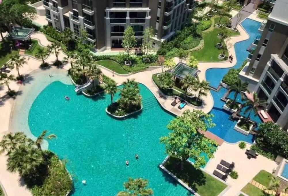 Lot of Food Night Market Swimming Pool Very Near Train MRT Big Shopping ...