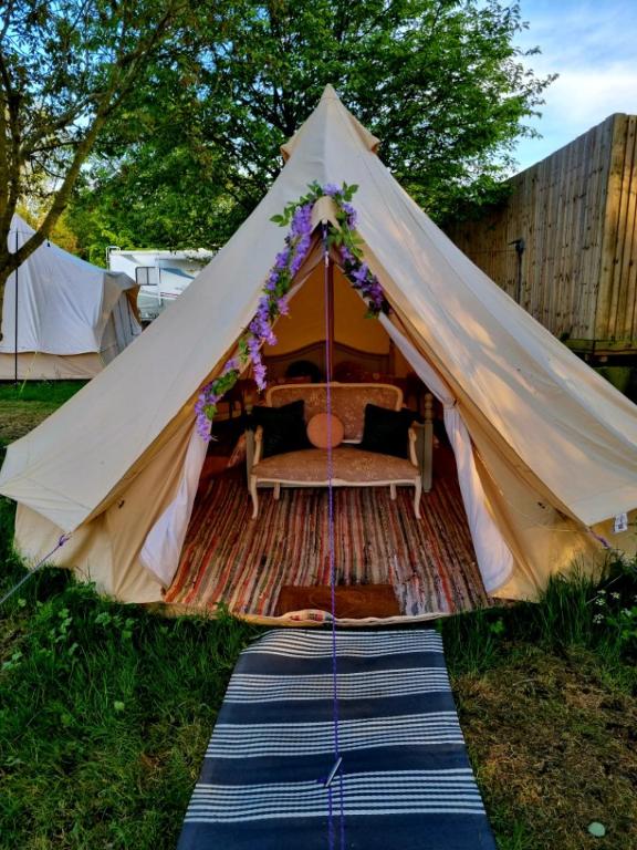 French Tent secret garden glamping,特伦托河上的纽瓦克（2025年最新房价）