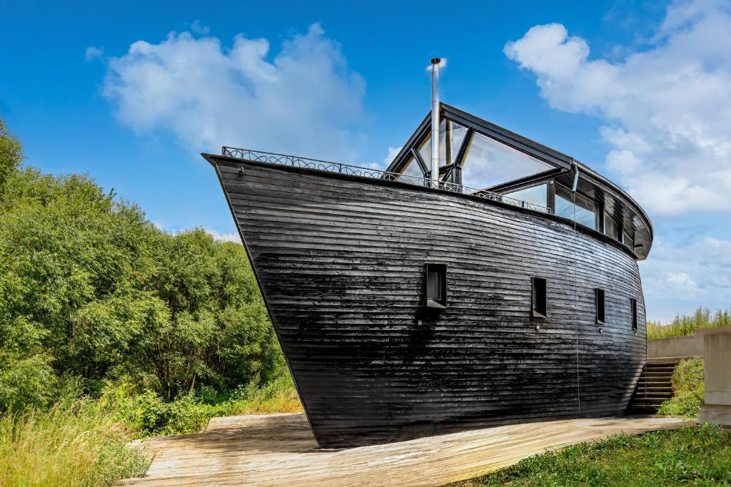 Unique Boat Shaped House at Lakefront #instaWORTH,利普托斯基米库拉斯（2025年最新房价）