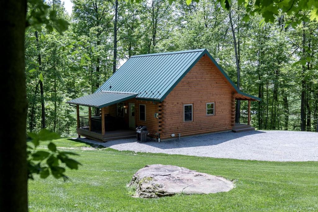 Rustic Cabin with Lofted Interior and Fire Pit in Ohio,米勒斯堡（2025年最新房价）