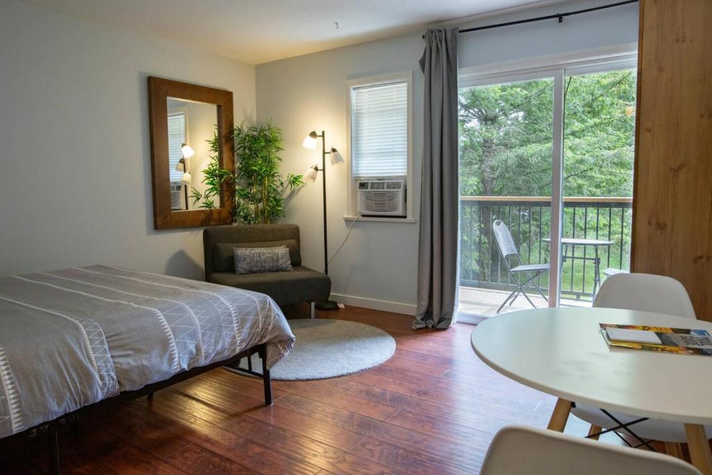 The Flats at Cedar Springs with Full Kitchen and Steps to Lake,哈里森温泉 ...