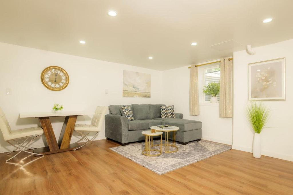 The Minimalist Escape - Modern 1BD in the Heights,Peoria Heights（2026年最新房价）
