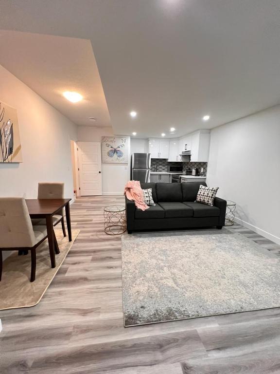 Calgary Cozy Corner - 1 bedroom suite - 15 mins from YYC airport ...