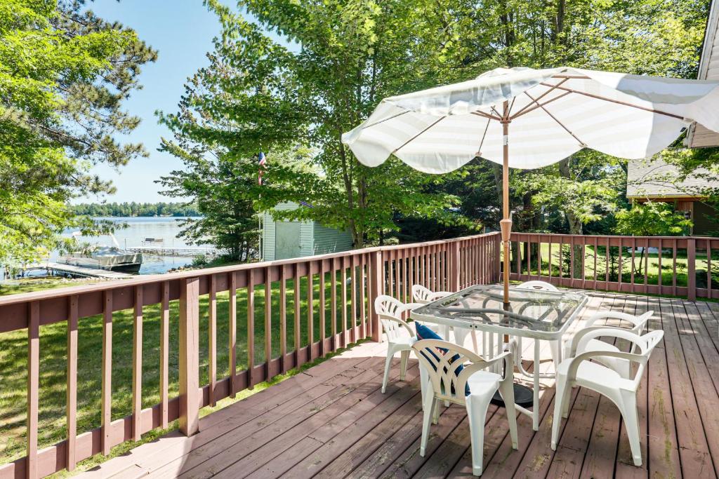 Solberg Lake House Dock, Deck and Stunning Views!,Phillips（2025年最新房价）