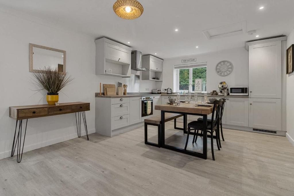 Tor Cottage -Private Hot Tub & Communal Swimming Pool with Fishing ...