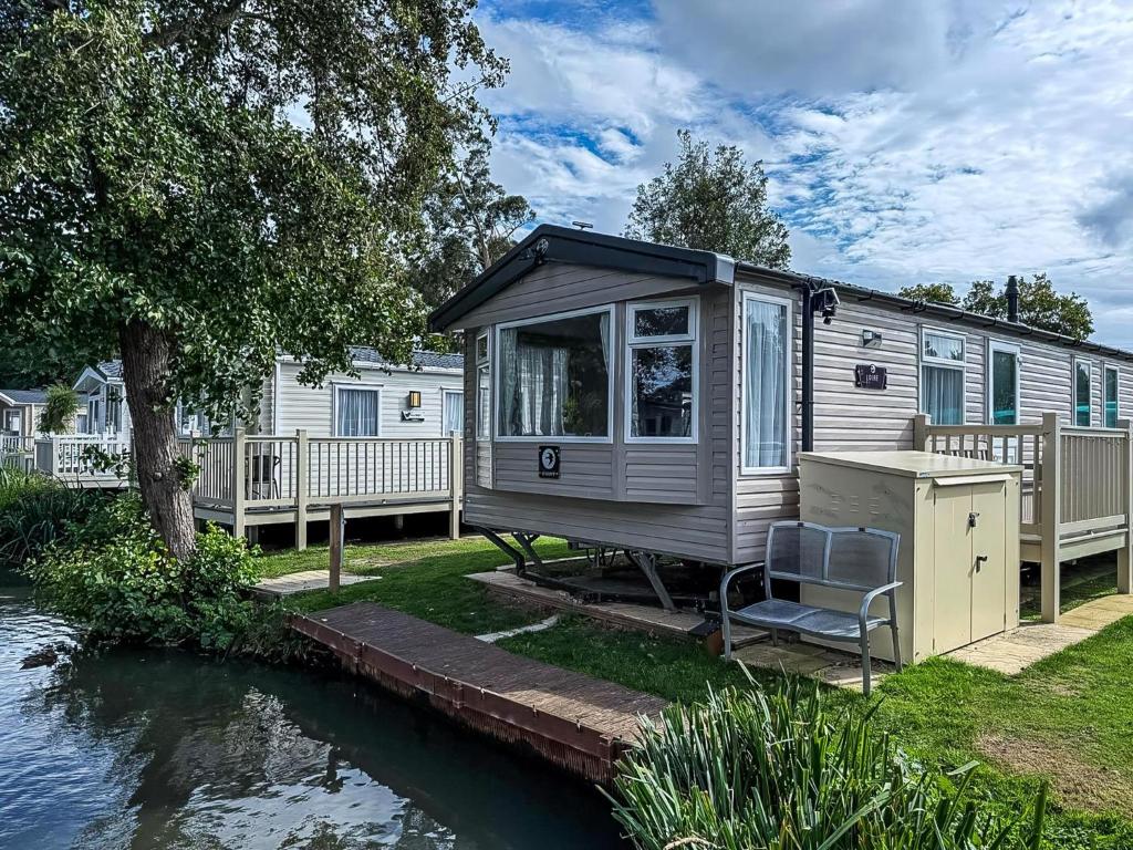 Cosy 8 Berth Caravan With Decking And Lake-Views At Weeley Bridge Ref ...