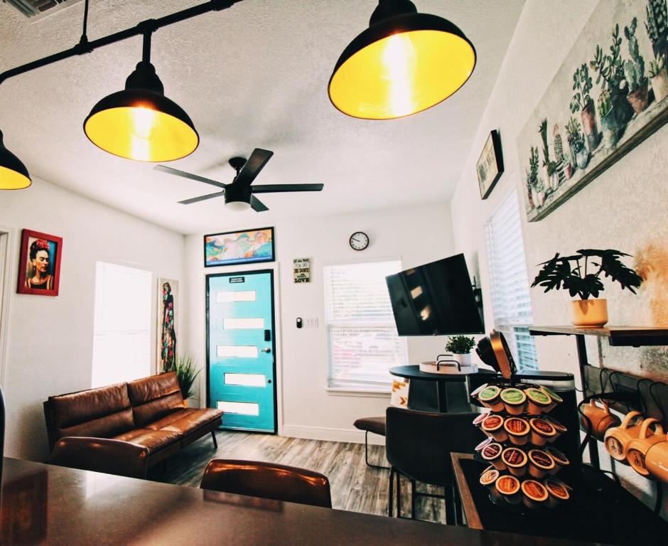 Downtown 2BR with free parking, fenced yard and firepit,圣安东尼奥（2025年最新房价）