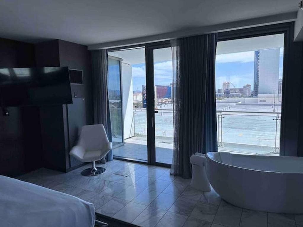 Vegas High Rise Condo w 2 Balconies w Resort,拉斯维加斯（2026年最新房价）