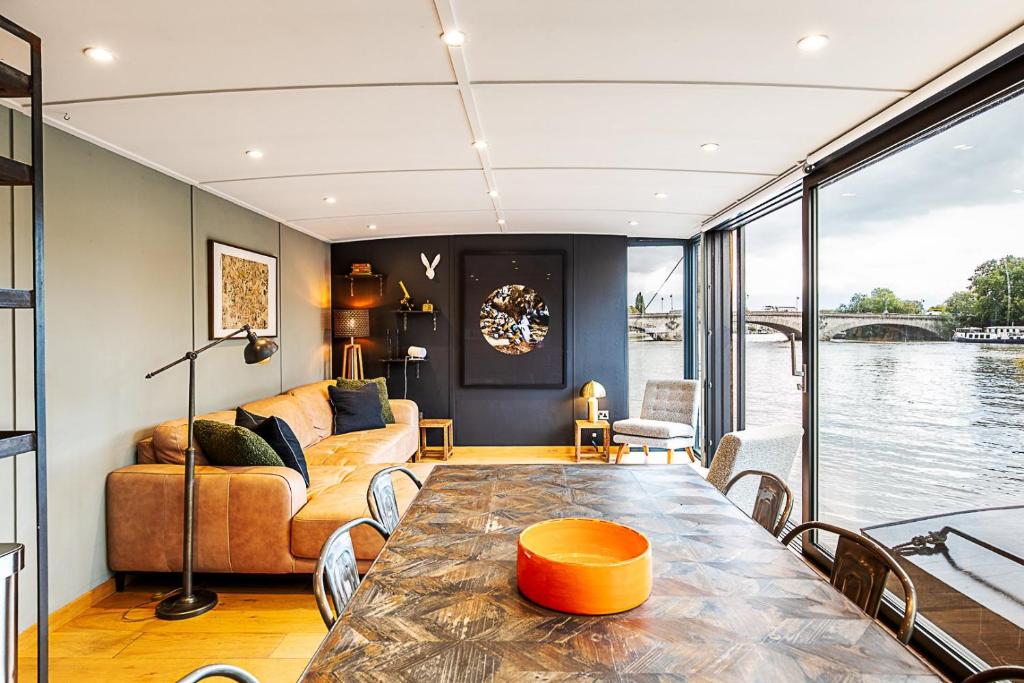 Stylish Thames Houseboat with Roof Terrace,Kew Bridge（2025年最新房价）