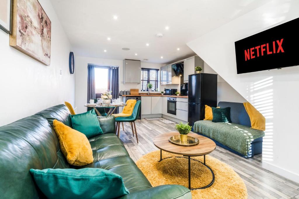 Home in Nottingham, 2 bedroom House with free parking for short and ...