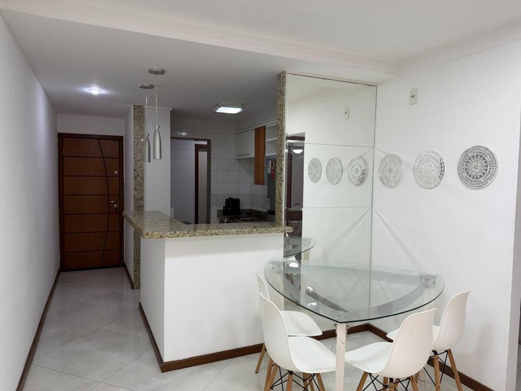 Apartamento a poucos passos praia castanheiras, com piscina e bem ...