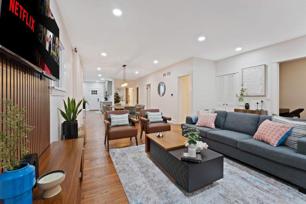 New Elmhurst Gem - Game Room & Amazing Yard,埃尔姆赫斯特（2026年最新房价）