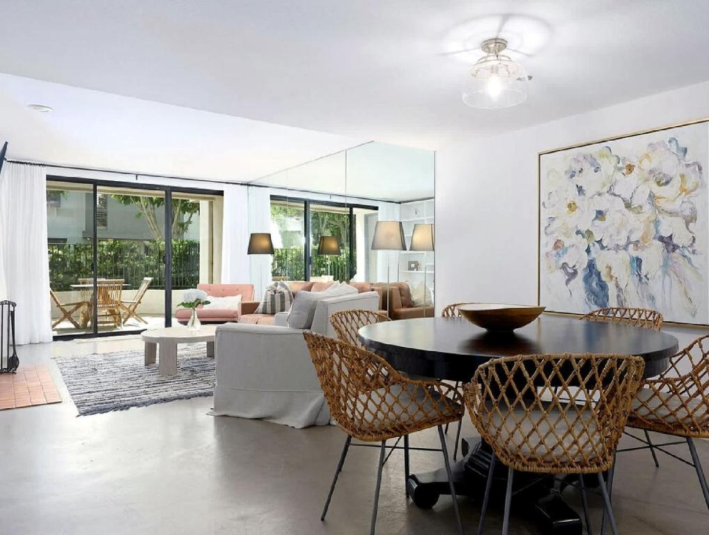 Two-Bedroom Santa Monica Home Near the Beach with Pool Access,洛杉矶（2026年 ...