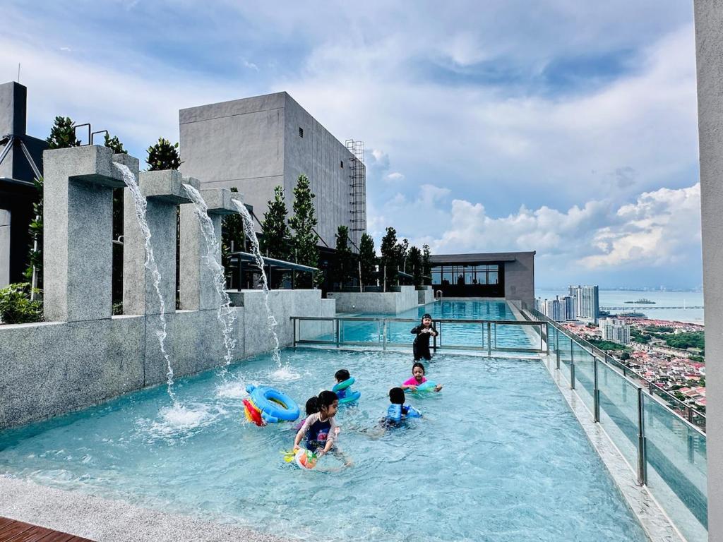 Luxury 2BR Rooftop Infinity Pool 8 Pax airport usm,峇六拜（2026年最新房价）