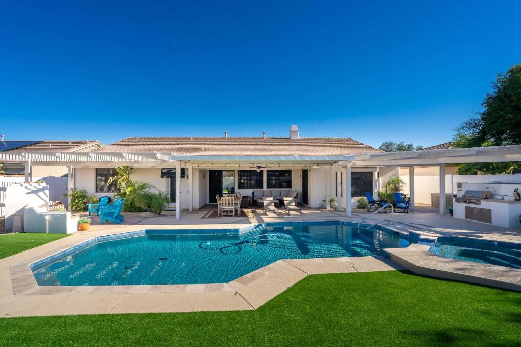 Pool & Spa Outdoor Fireplace BBQ Pool Table,利奇菲尔德公园（2026年最新房价）