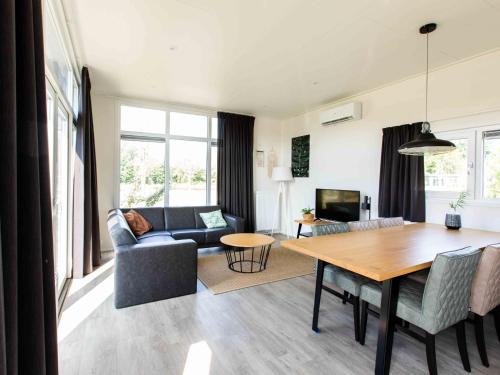 Luxurious chalet with outdoor sauna and spa, just 5 km from Valkenburg ...